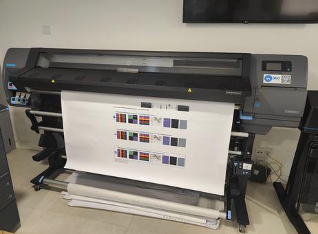 Pakunak profesionalne opreme za štampanje i sečenje: HP LATEX 335 + HP LATEX 64 PLUS CUTTER
