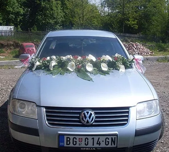 DEKORACIJA ZA SVADBENI AUTOMOBIL BELE KALE