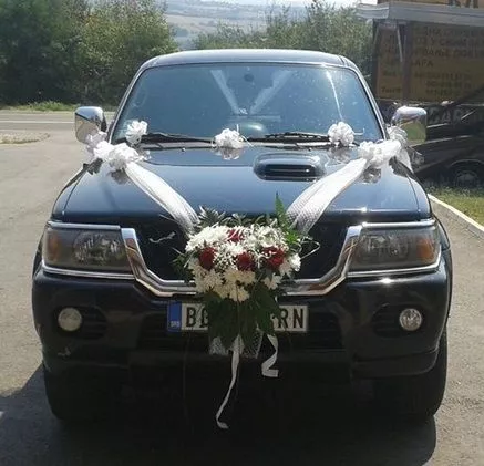CVETNA DEKORACIJA ZA SVADBENI AUTOMOBIL BELO CVEĆE, CRVENO CVEĆE