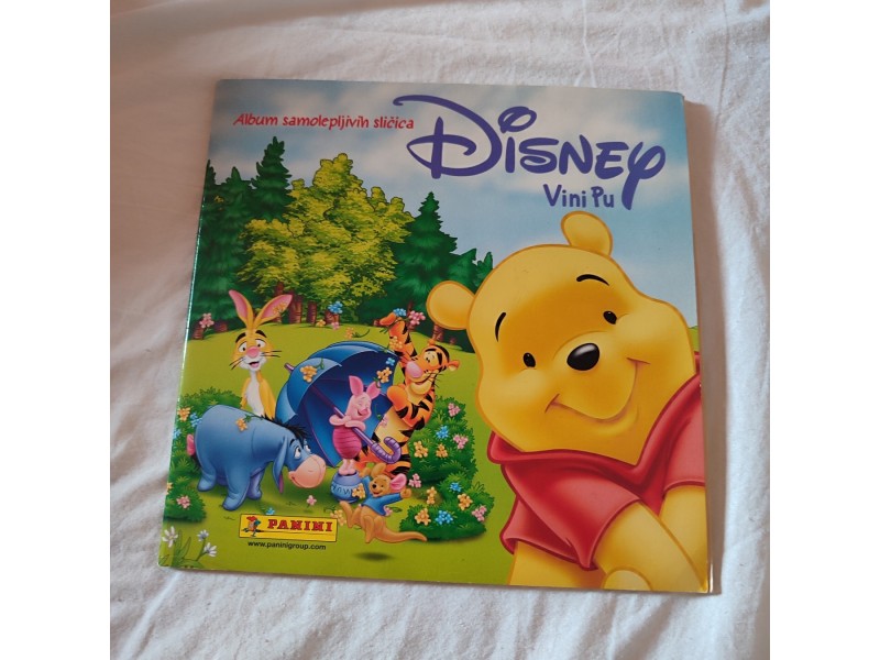 Vini Pu Disney sa oko 70 kom slicica u njemu