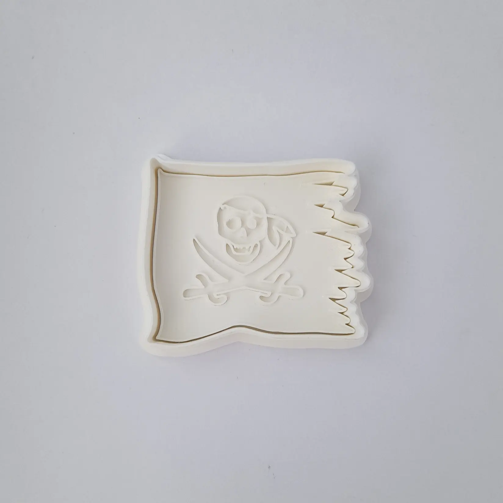 KREATIVNI SLATKIŠI Modla za kolače i ukrase Gusarska zastava, 10 cm, Bela