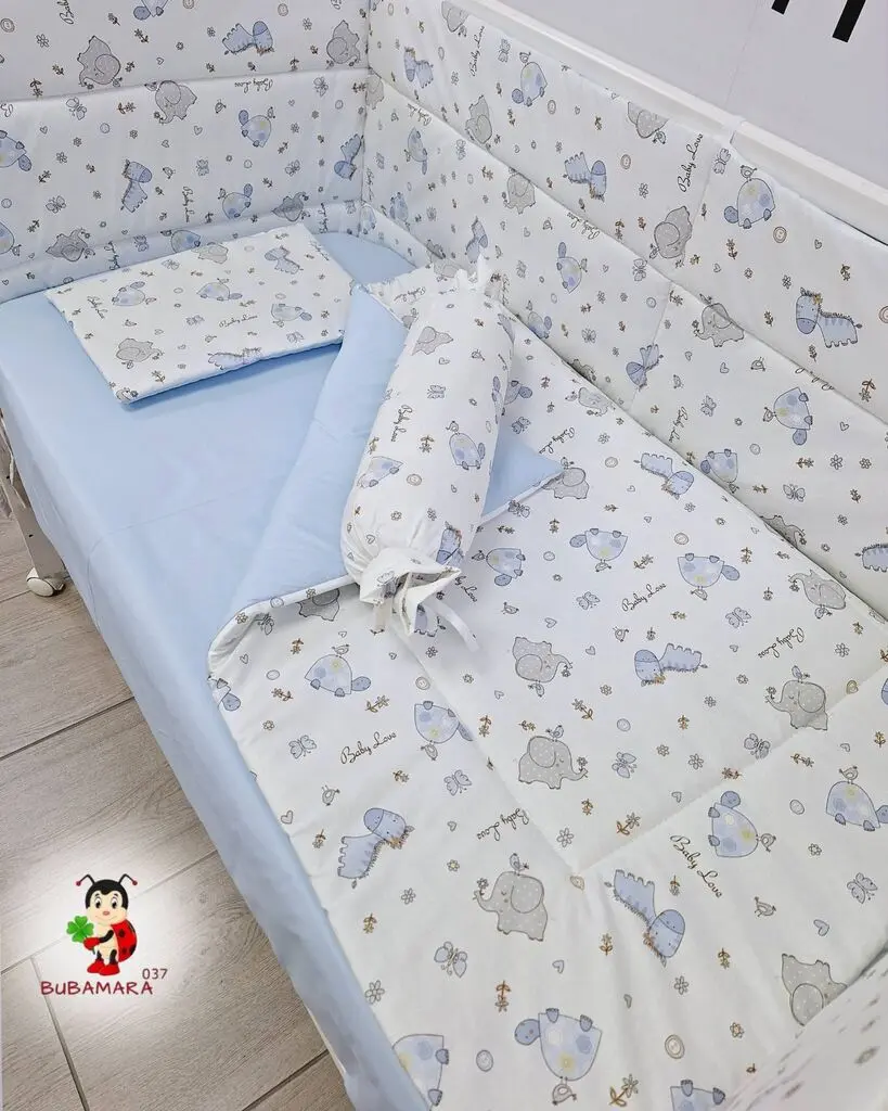 Bubamara037 Set posteljine za krevetac sa ravnom ogradicom Slonići, Svetloplavi
