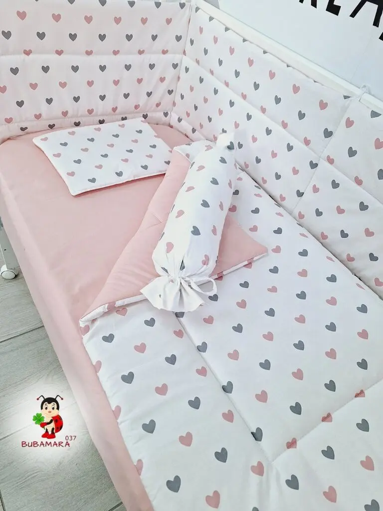 Bubamara037 Set posteljine za krevetac sa ravnom ogradicom Srca, Roze