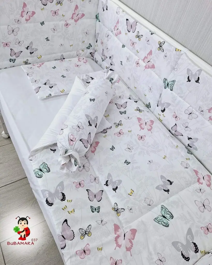 Bubamara037 Set posteljine za krevetac sa ravnom ogradicom Leptirići, Beli