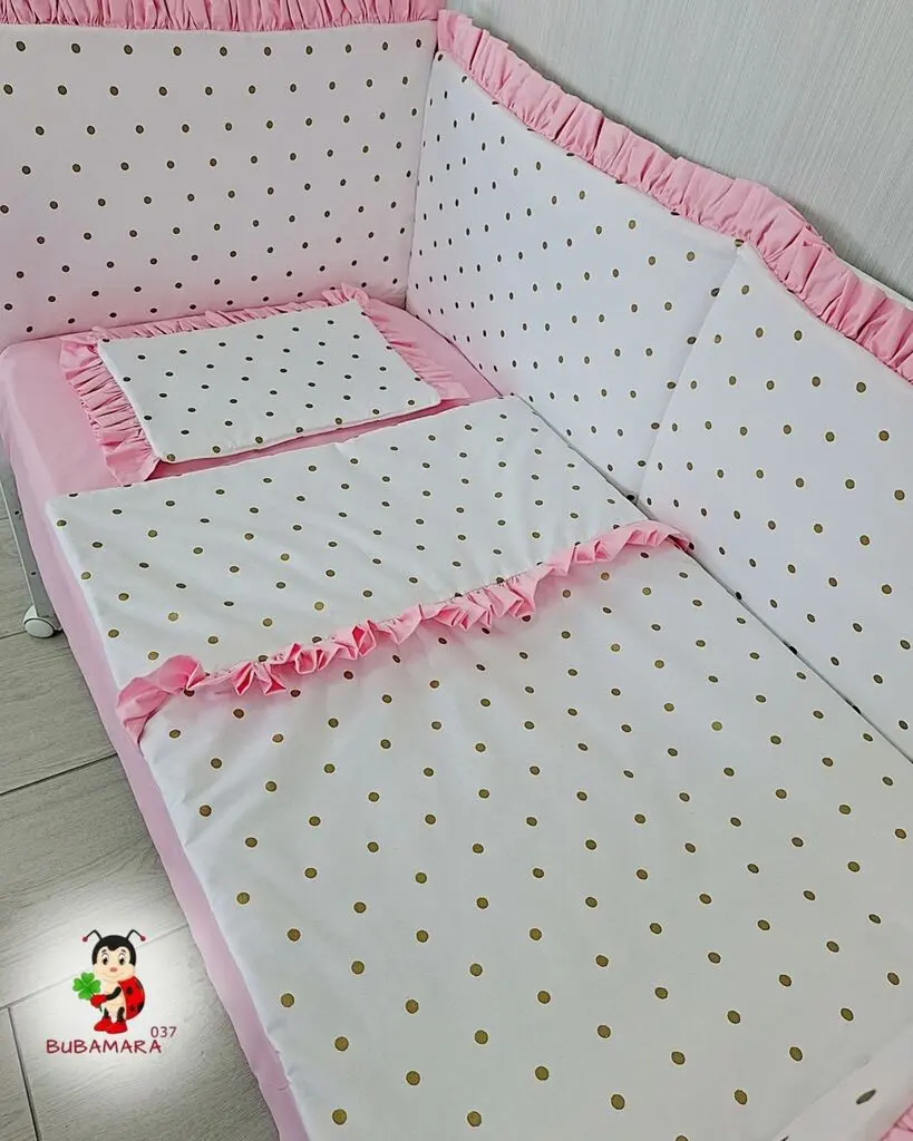 Bubamara037 Set posteljine sa ravnom ogradicom sa karnerom Zlatne tufne, Roze
