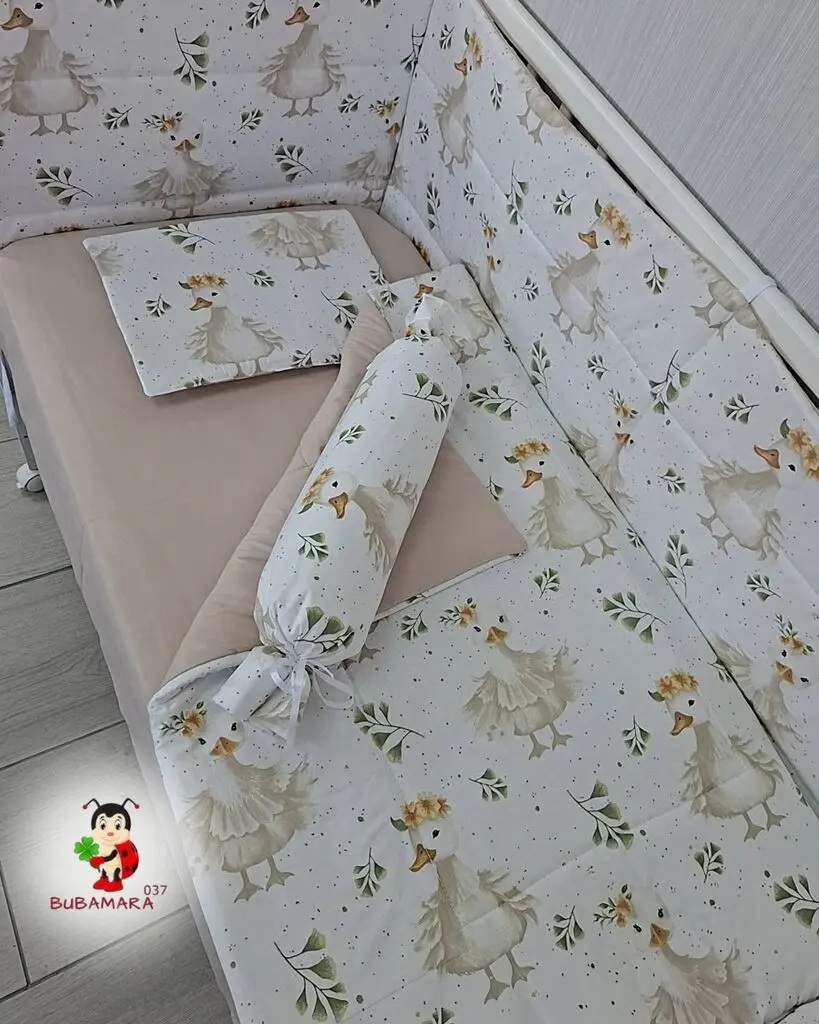 Bubamara037 Set posteljine za krevetac sa ravnom ogradicom Guskice, Bež