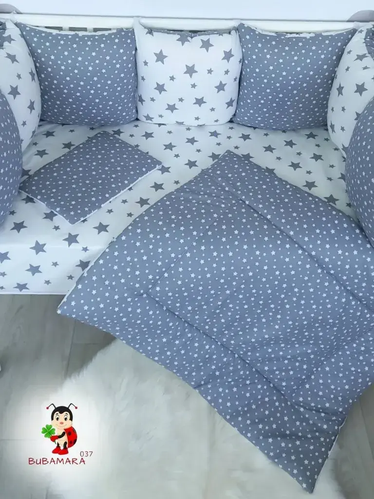 Bubamara037 Set posteljine za krevetac sa ogradicom od jastuka Zvezdice, Sivi