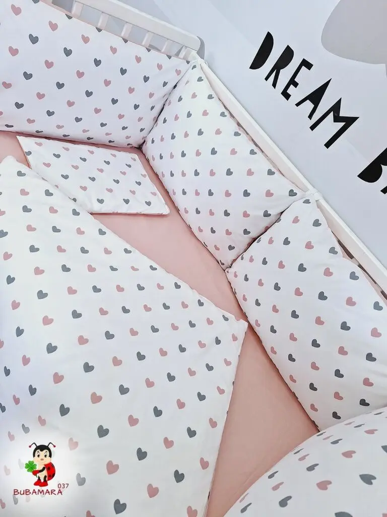 Bubamara037 Set posteljine za krevetac sa ogradicom od jastuka Srculenca, Roze