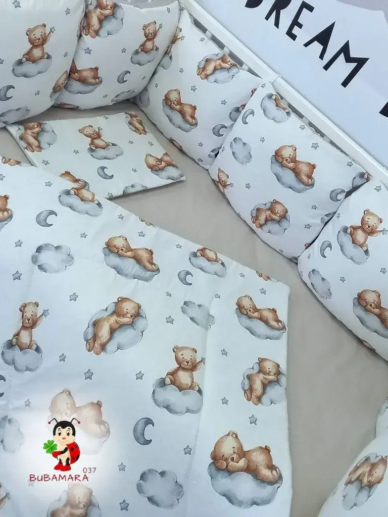 Bubamara037 Set posteljine za krevetac sa ogradicom od jastuka Meda na oblaku, Bež