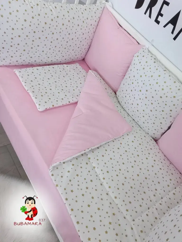 Bubamara037 Set posteljine za krevetac sa ogradicom od jastuka Zlatne zvezdice, Roze