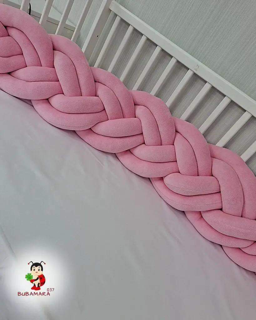 Bubamara037 Pletenica za krevetac, Šestostruka, 120cm, Roze