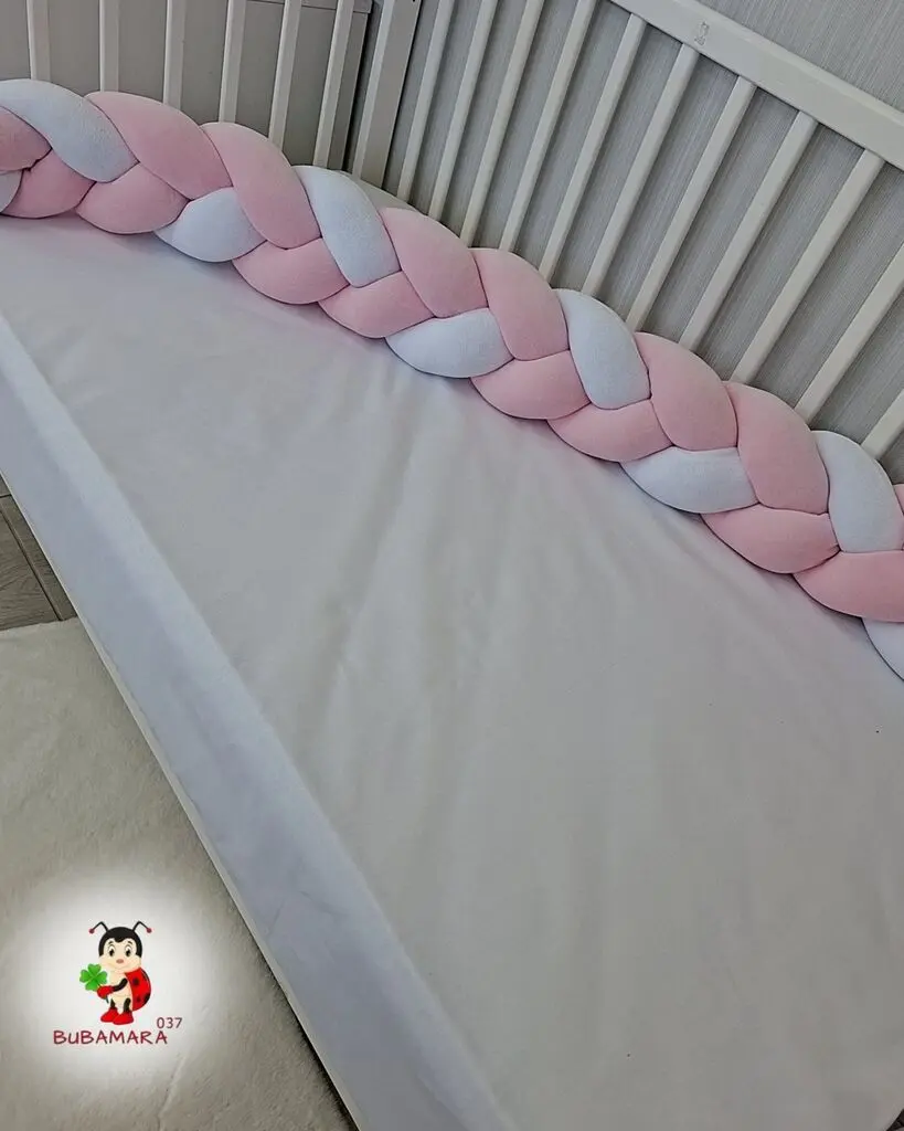 Bubamara037 Pletenica za krevetac, Trostruka, 300cm, Roze-bela