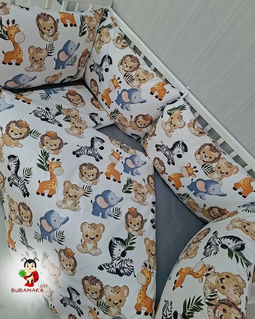 Bubamara037 Set posteljine za krevetac sa ogradicom od jastuka Safari, Sivi