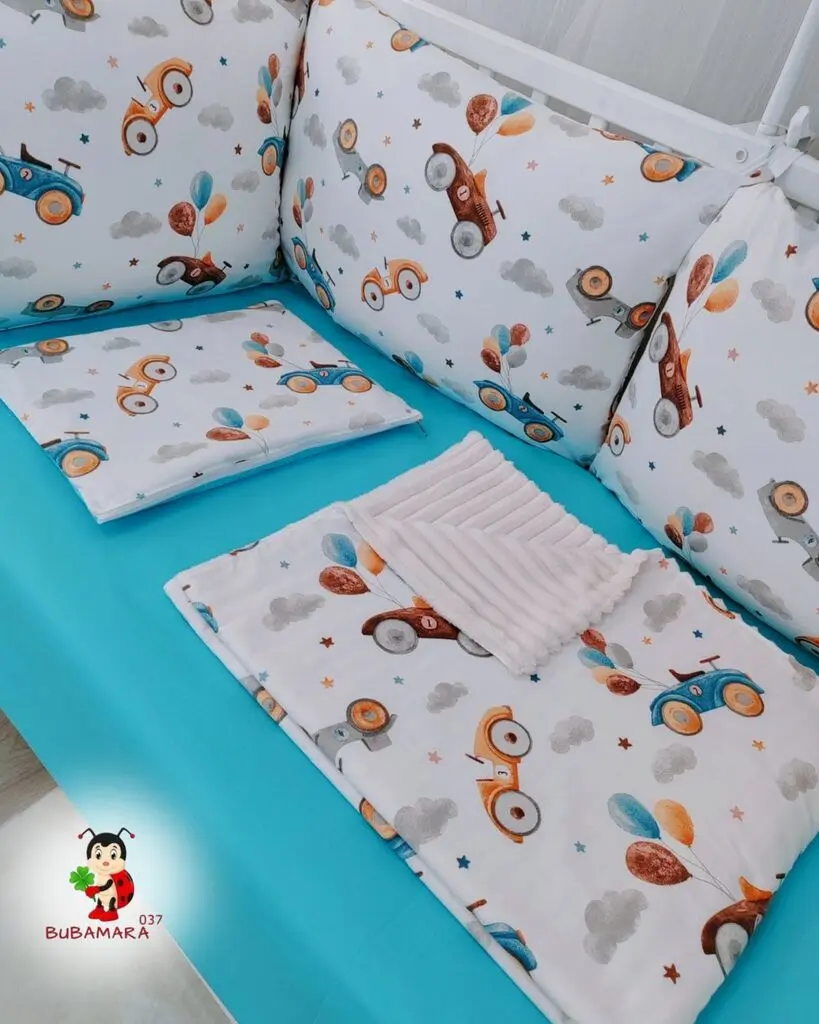 Bubamara037 Set posteljine za krevetac sa ogradicom od jastuka Retro autići, Plavi