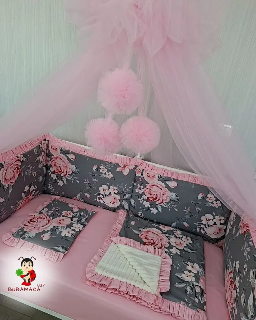 Bubamara037 Set posteljine sa ravnom ogradicom sa karnerom Cveće, Roze-sivi