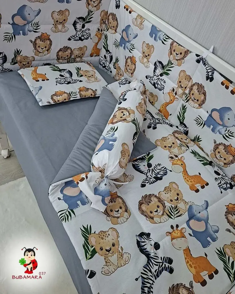 Bubamara037 Set posteljine za krevetac sa ravnom ogradicom Safari, Sivi