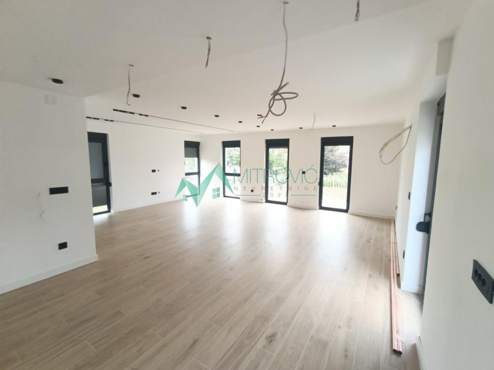 Petosoban stan na prodaju, 205m2, 519.120€