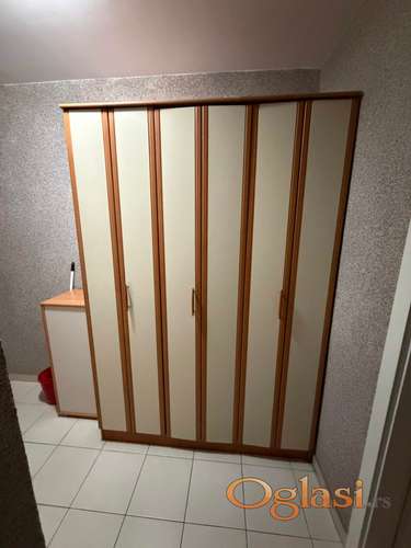 Jako dobro ocuvan garderober!