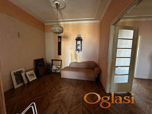 Salonac na korak do pozorišta i pešačke zone