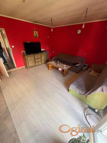 Petrovaradin, Dve kuće na placu 1412m2 HITNO!