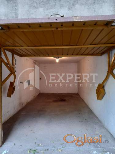 Izdaje se garaža na Bulevaru Nemanjića, 18m2