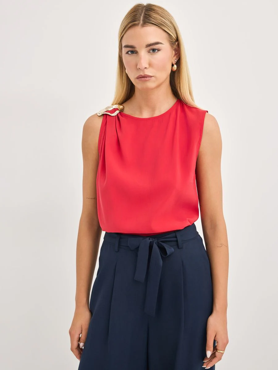Bluza s dekorativnom kopčom