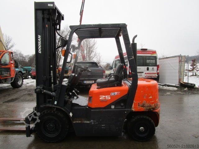 Dizel viljuškari
Doosan D25G - Triplex 6,10m + Seitenschieber