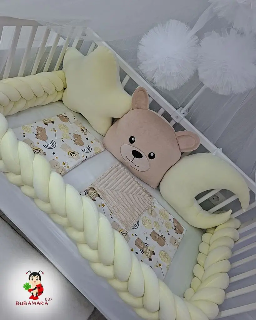 Bubamara037 Set posteljine za krevetac sa ogradicom od pletenica Meda, Žuto-beli