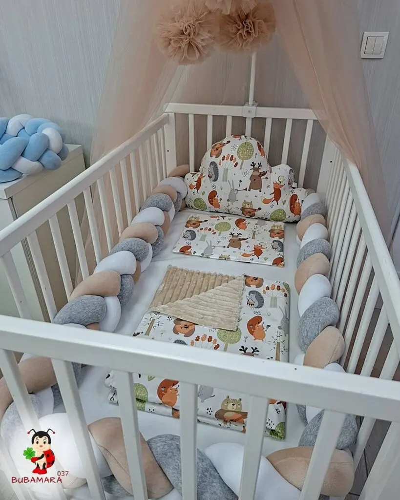 Bubamara037 Set posteljine za krevetac sa ogradicom od pletenica Šumski svirači, Sa držačem, Sa baldahinom, Krem
