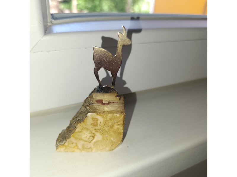 Divokoza u kamenu figura