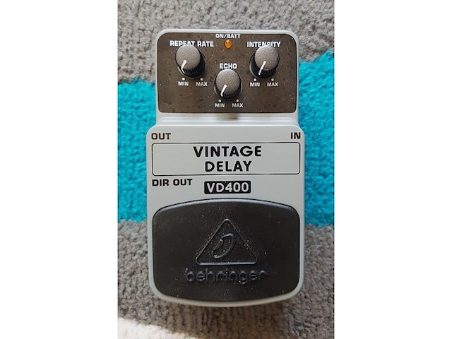 Behringer Vintage delay VD400 pedala