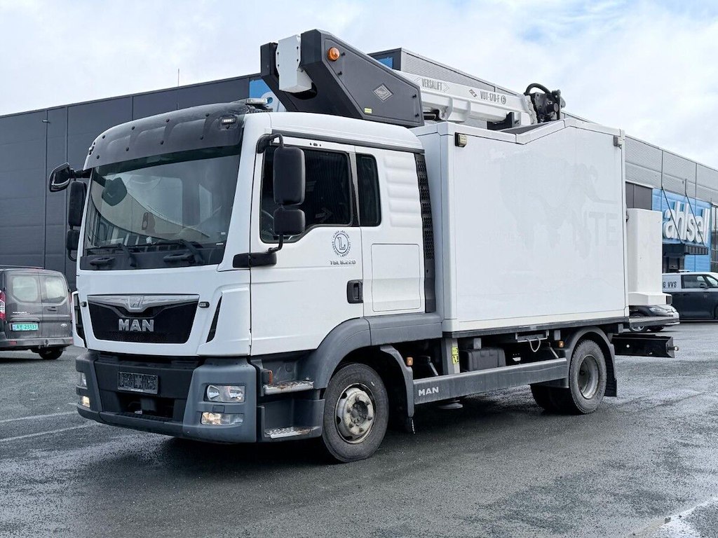 Prodaje se MAN liftbil med verkstedinnredning – nylig EU-godkjent og lav kmstan auto dizalicu s korpom na aukciji