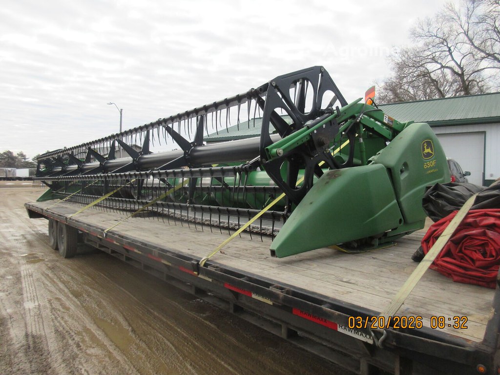 John Deere 630F HydraFlex™ 9,1 m z SShA v dorozi adapter za žito