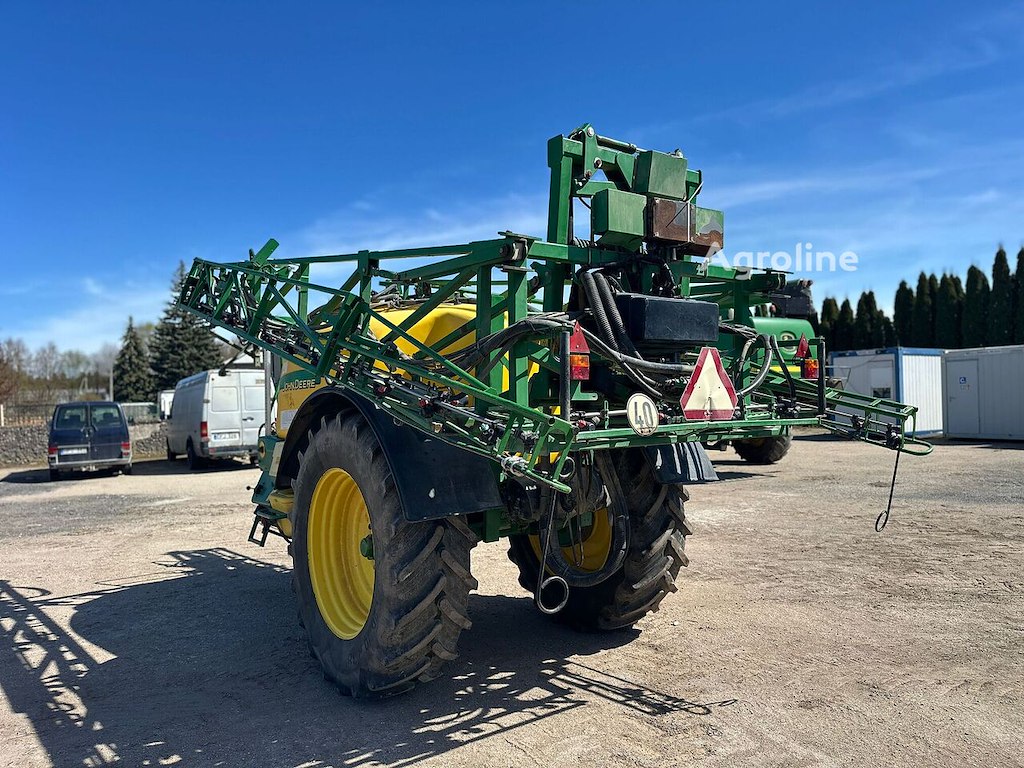 John Deere 740 vučena prskalica