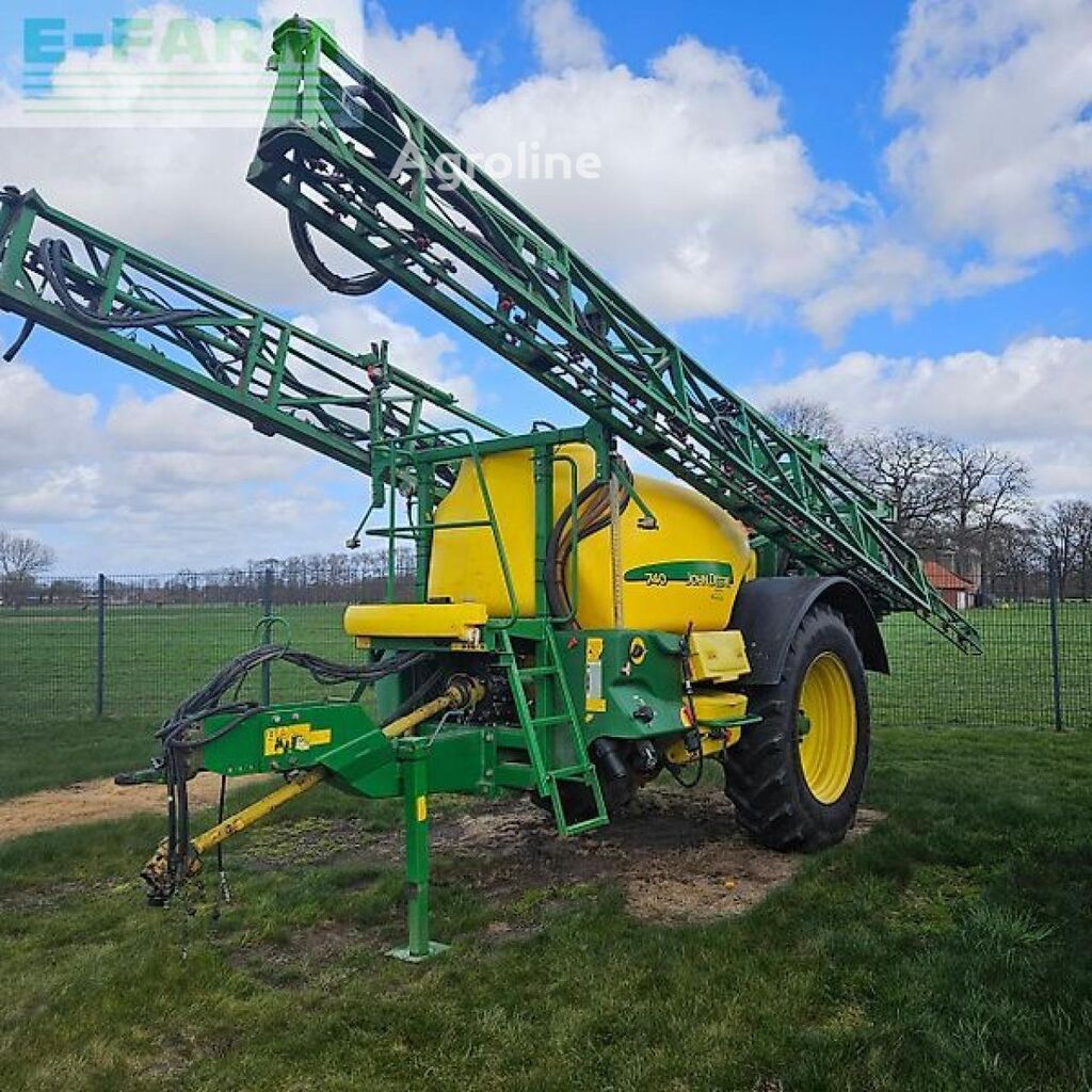 John Deere 740 i vučena prskalica