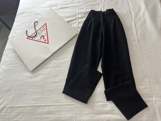 Crne pantalone, visok struk