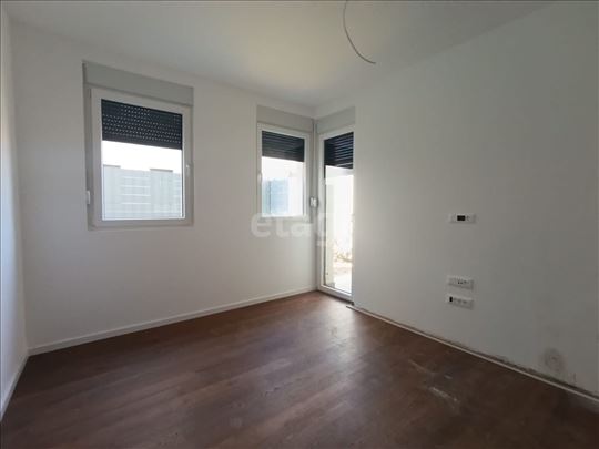 Trosoban stan sa dvorištem 70 m²