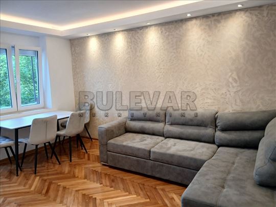 Izdaje se namešten dvosoban stan u centru, 42m2 gr