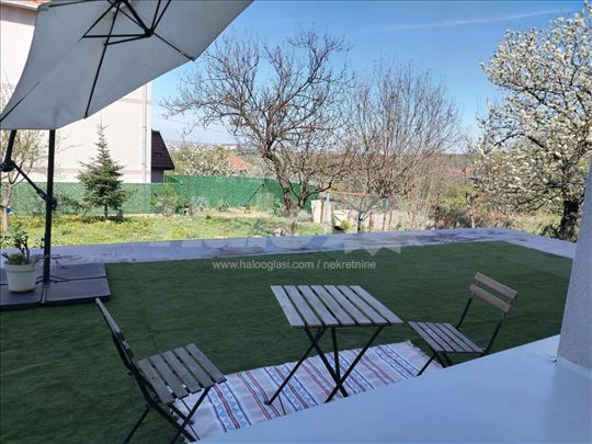 40m2+100m2 terasa, parking, BEZ INFOSTANA