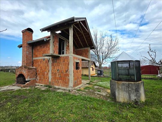 Vikendica na 2,5km od grada