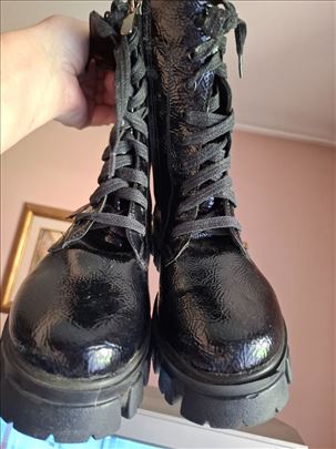 Crne lakovane čizme Combat style