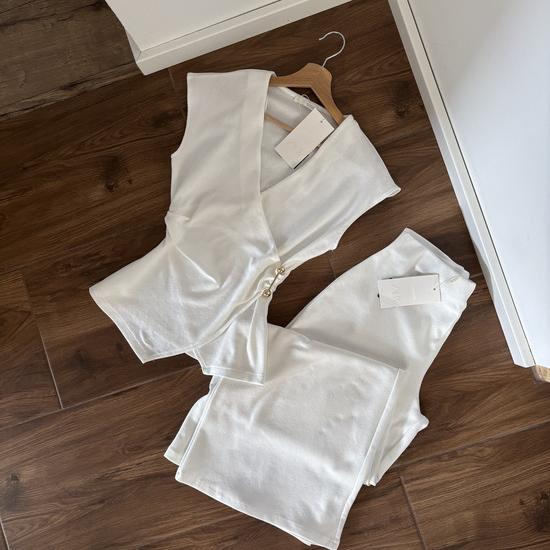 Zara prelepi beli komplet majica i pantalone Novo