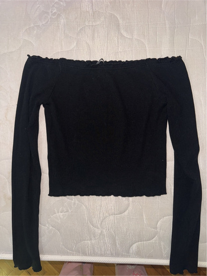 Crni crop top na gola ramena