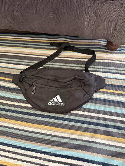 Adidas cena torba oko struka