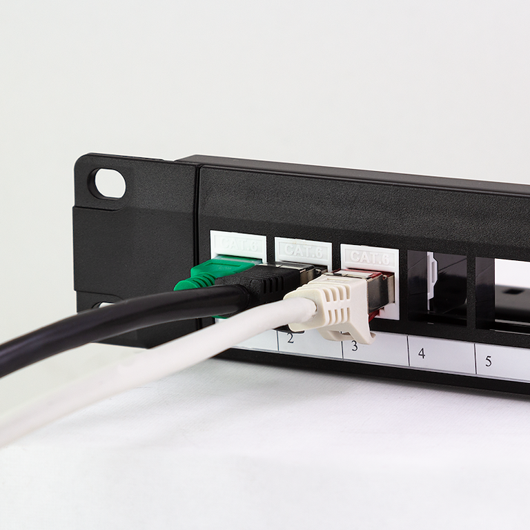 Patch Panel 1U, 24 prazan, sa nosačima kabla, 19 in