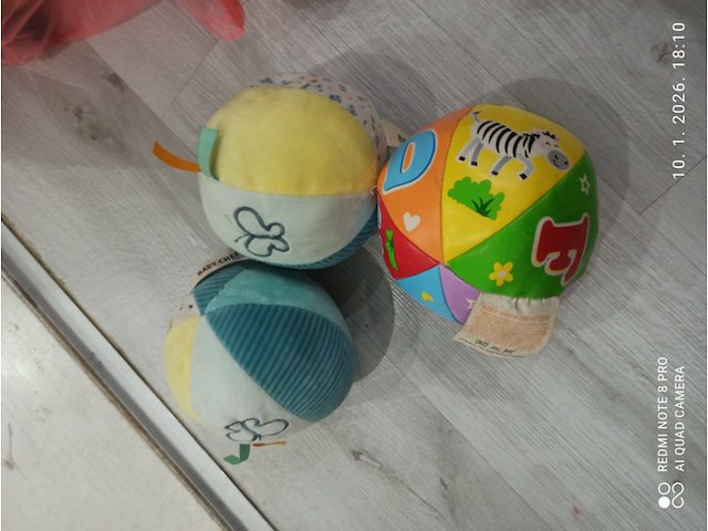 Tri plisane loptice
