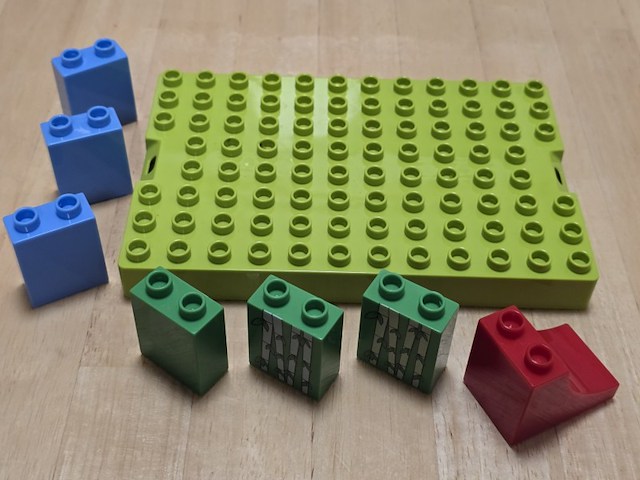 Kocke 9 komada i tabla 12 x 8 kao Lego Duplo