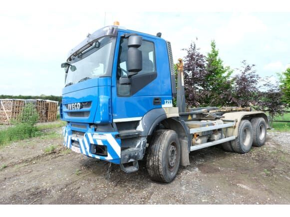 Prodaje se IVECO TRAKKER rol kiper sa kukom na aukciji