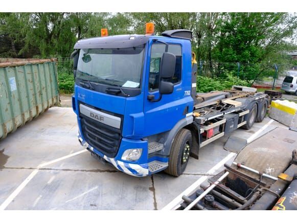 Prodaje se DAF CF 400 FAS rol kiper sa kukom na aukciji