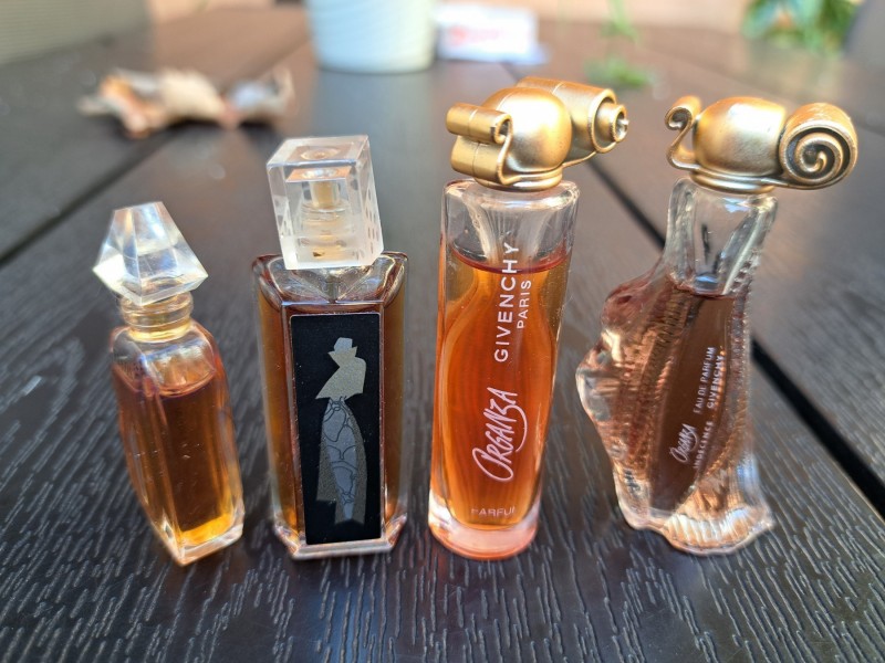 Lot od 4 original Parfema